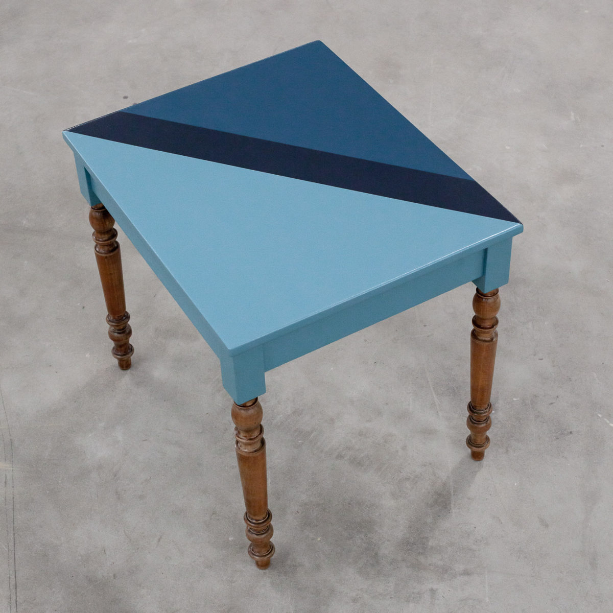 Table en bois massif au design géométrique coloré — pièce unique ...