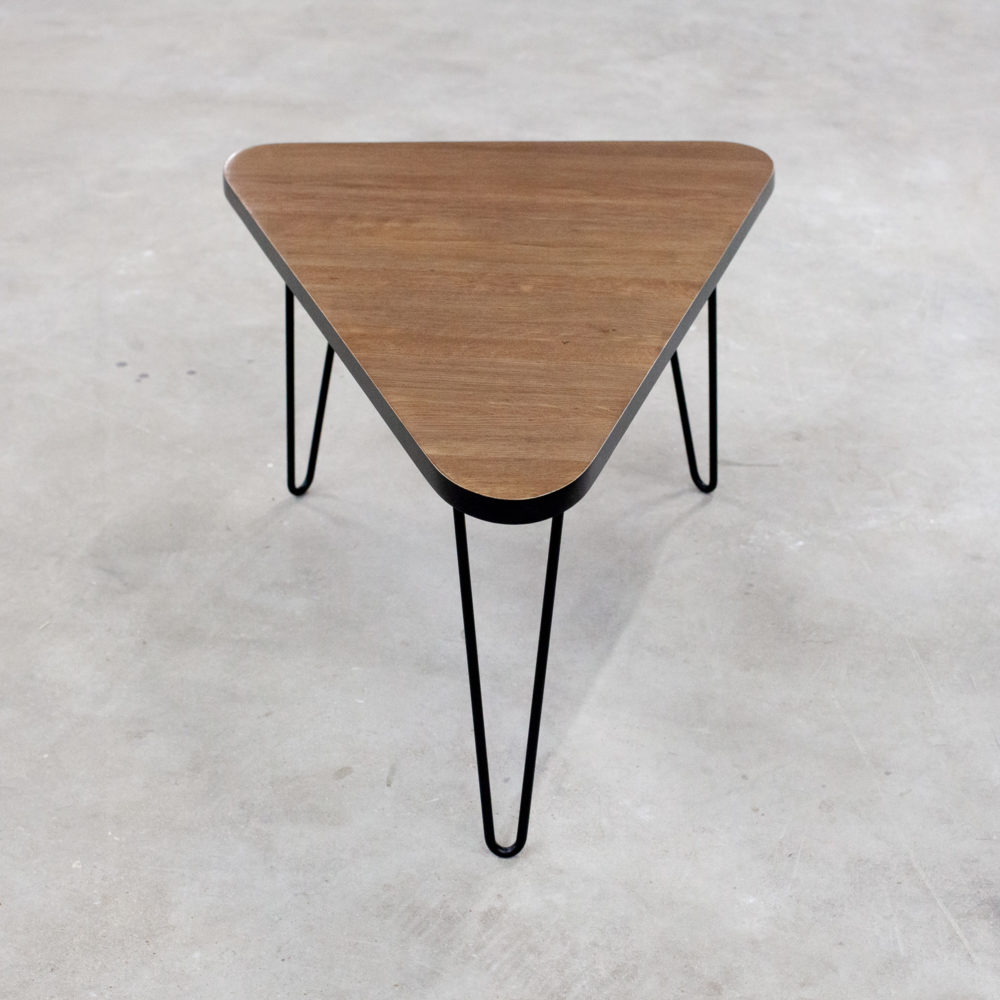 Table basse tripode triangulaire sur pieds épingles — pièce unique ...